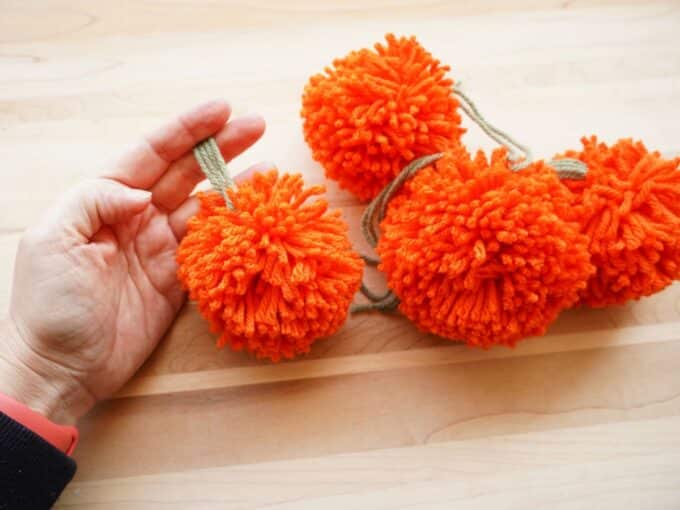 How to Make a Pom Pom Pumpkin Garland
