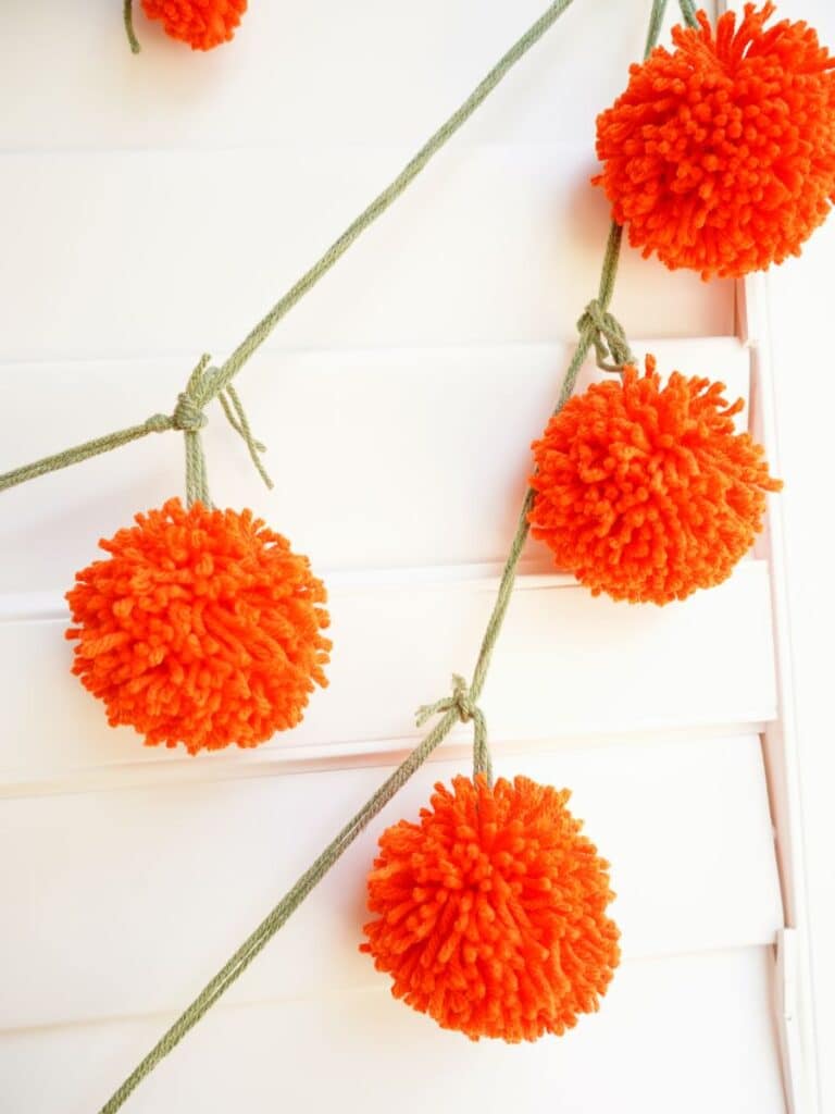 How to Make a Pom Pom Pumpkin Garland
