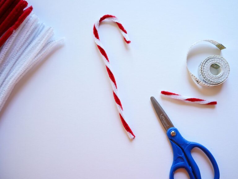 Easy Pipe Cleaner Candy Cane Craft